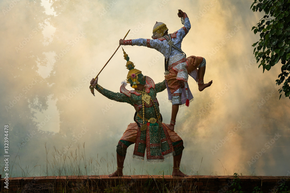 Foto de Khon,Art culture Thailand Dancing in masked khon Tod-sa-kan and Hanuman in literature ...