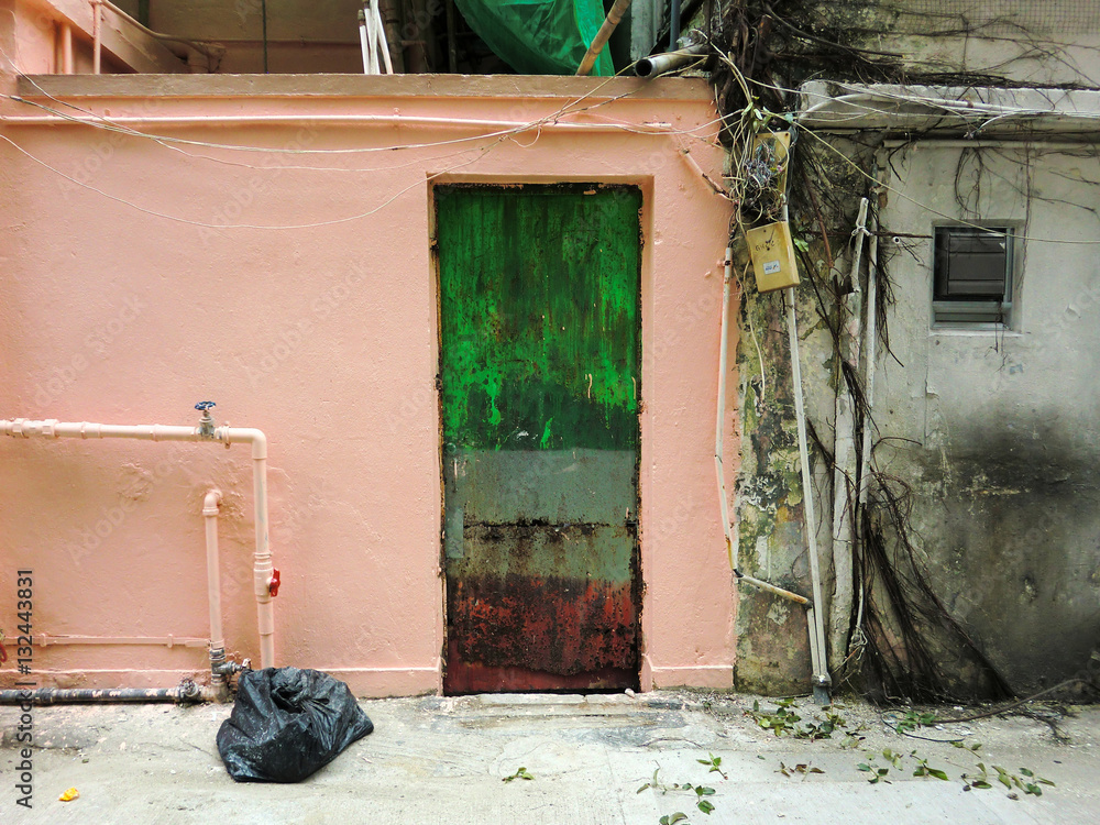 Foto Stock Grungy urban ghetto alley doorway with vivid color | Adobe Stock