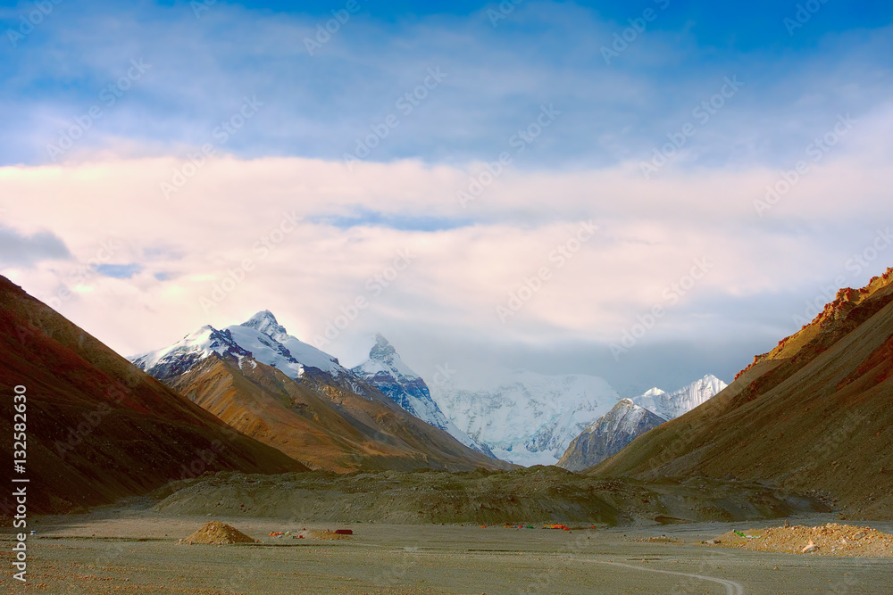 Poster Mount Everest appeared as a blur in the mist – Wall Art | UkPosters