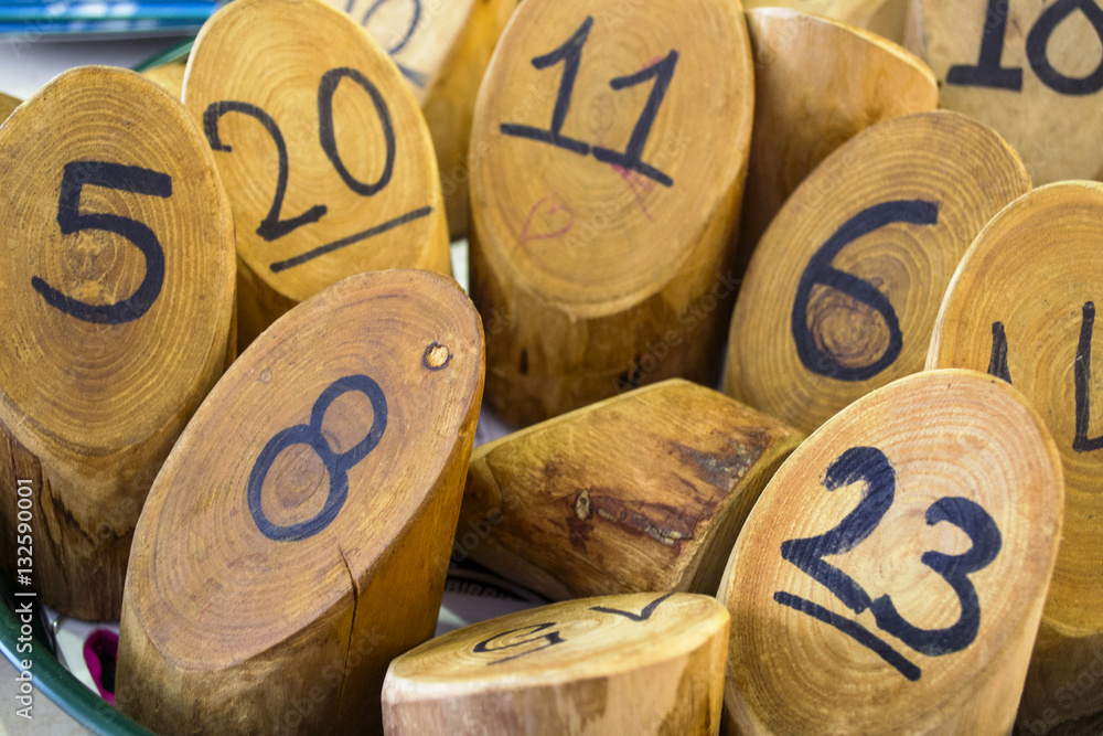 numeri segnaposto di un ristorante rustico Stock Photo | Adobe Stock