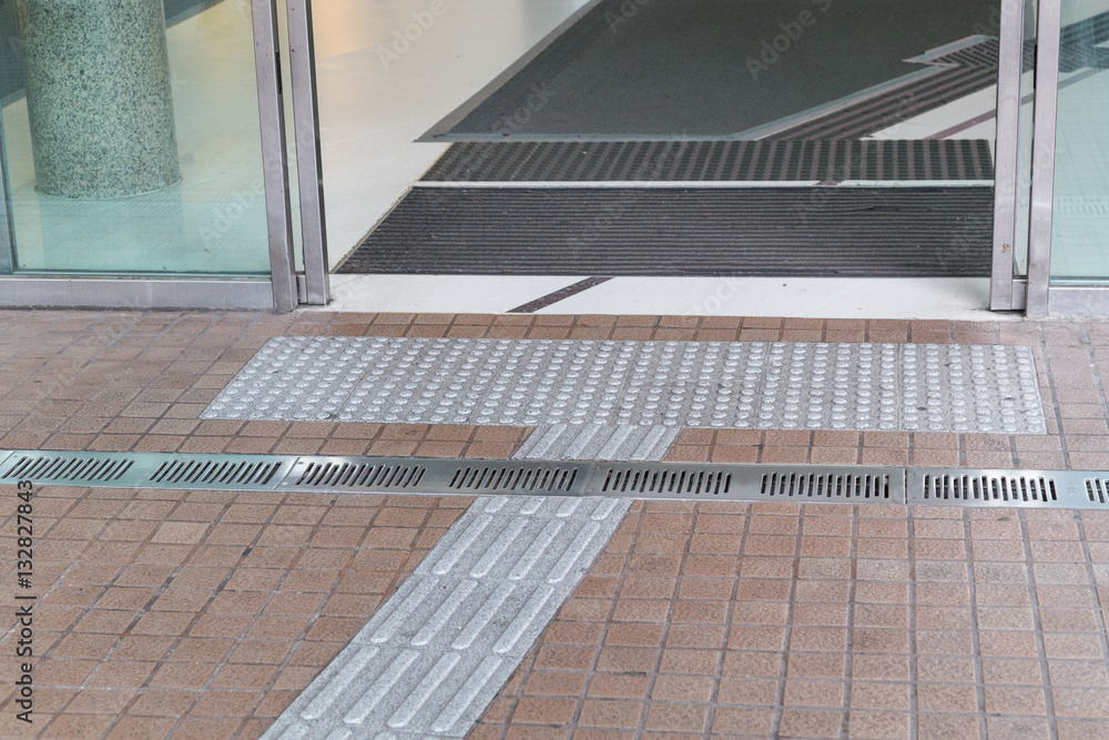 Foto de Outdoor tactile paving foot path for the blind Hong Kong do ...