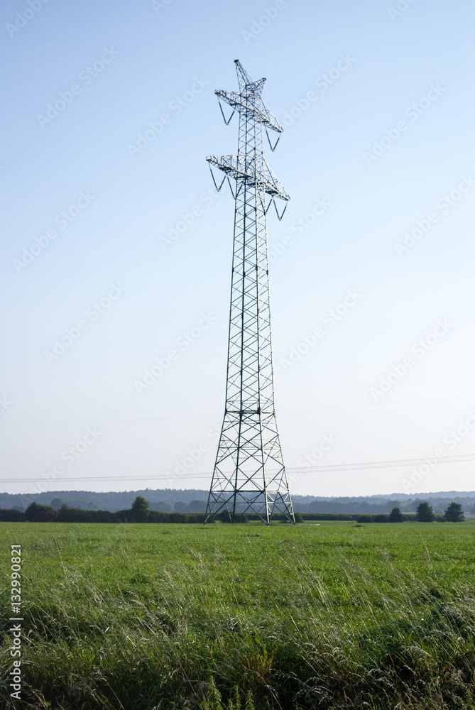Stromtrasse im Aufbau befindlich und noch ohne Überlandleitungen ...
