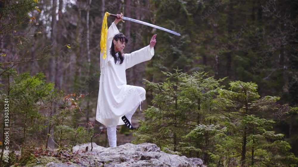 Woman in traditional uniform hold a katana in martial art pose 4K vídeo ...