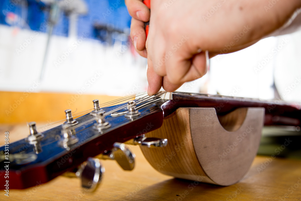 Lutnik naprawia gitarę Stock Photo | Adobe Stock
