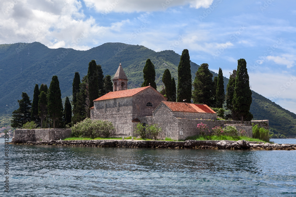 Foto de Natural islet the Sveti Dorde with Saint George Benedictine ...