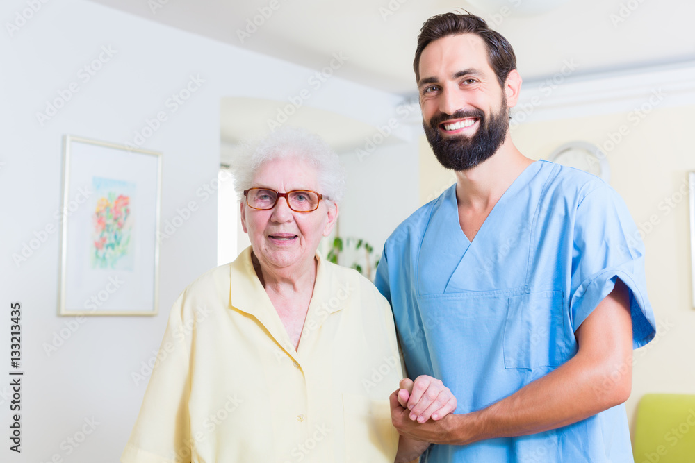 Altenpfleger und Seniorin im Altersheim Stock-Foto | Adobe Stock