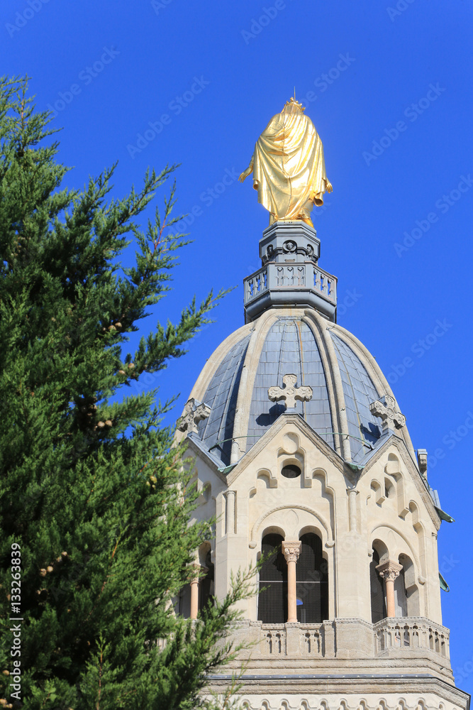 La Vierge dorée, oeuvre de Joseph-Hugues Fabisch, au dessus de la ...
