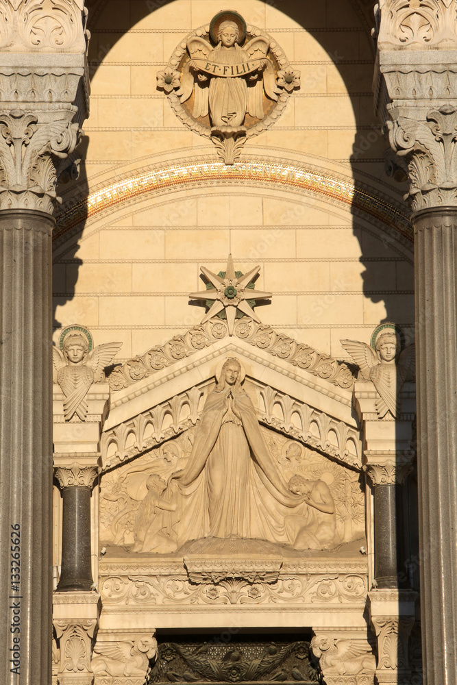 Vierge-Marie avec Adam et Eve. Tympan. Arcatures du porche. Basilique ...