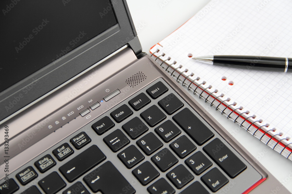 PC mit Block und Stift Stock Photo | Adobe Stock