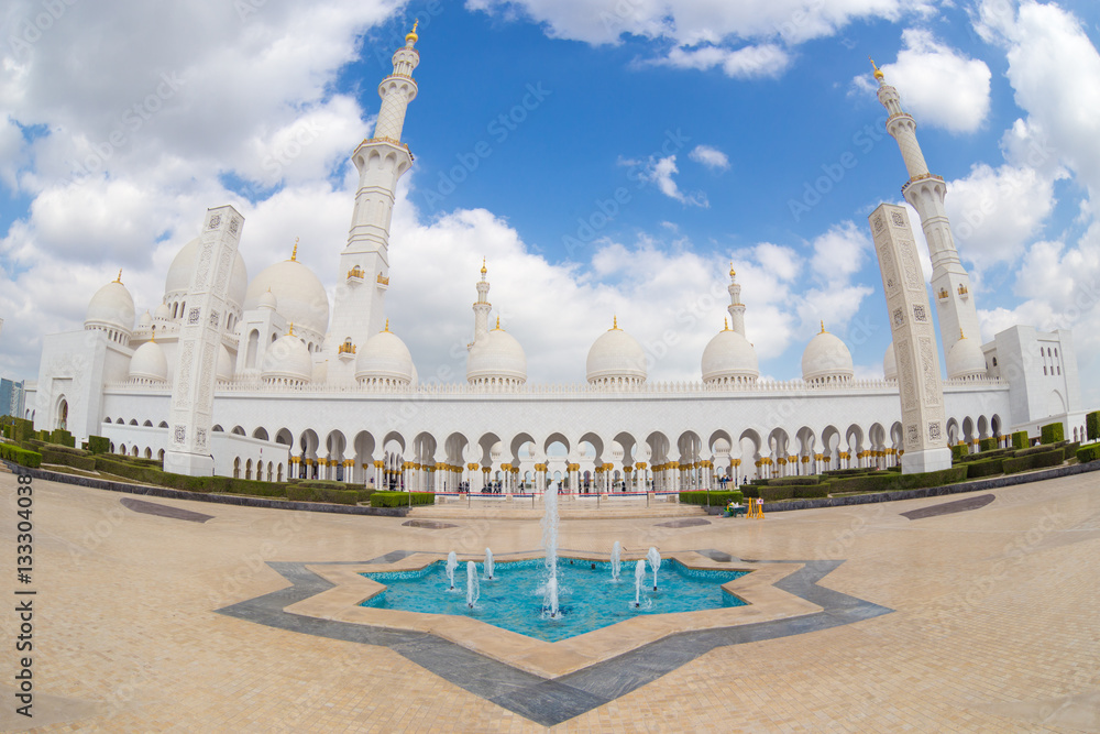 Fish eye view of Sheikh Zayed Grand Mosque in Abu Dhabi, United Arab ...