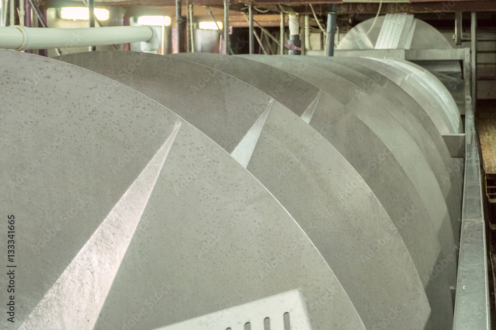 Big screw conveyor bath cooling poultry slaughterhouse. Limited depth ...