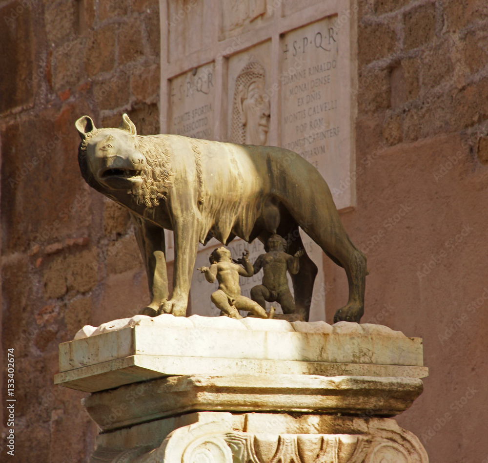 Foto Stock The Roman she-wolf suckling Romulus and Remus | Adobe Stock