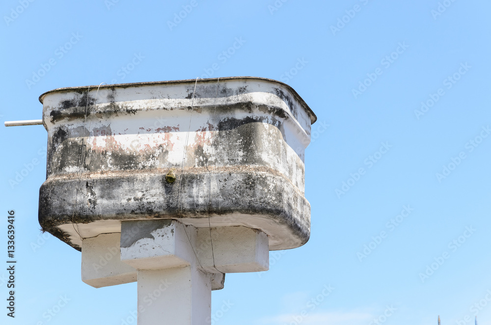 Improvised water tank. Water box of a poor house fixed with wire on a ...