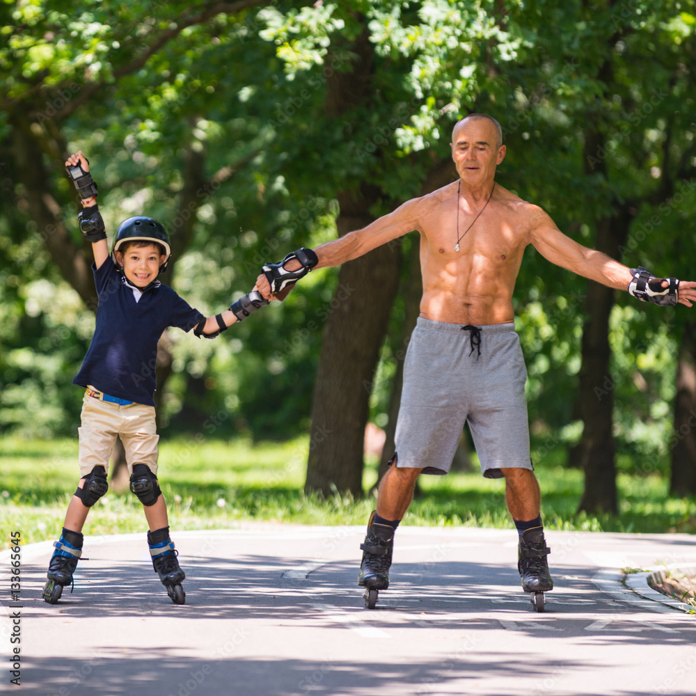 Foto Stock Roller skating. Little boy learning how to roller skate with ...