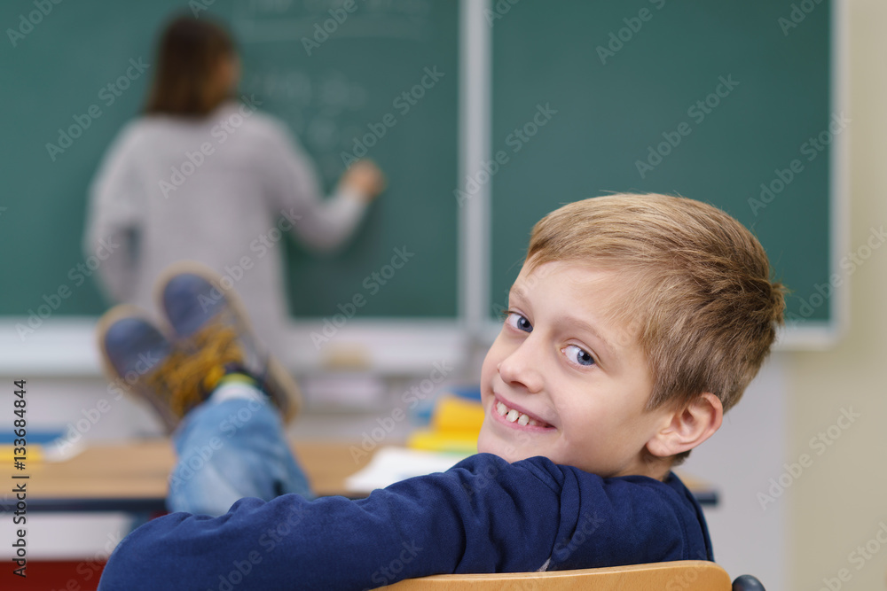 entspanntes kind legt im unterricht die füße hoch Stock-Foto | Adobe Stock