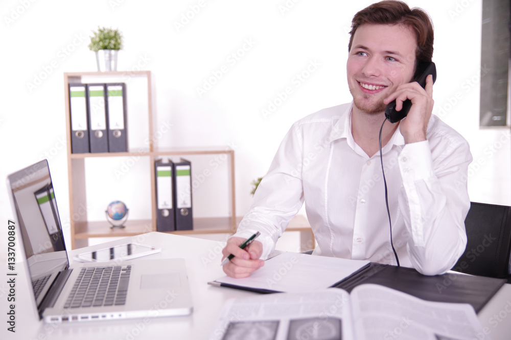 sympathischer junger Mann am Telefon Stock Photo | Adobe Stock