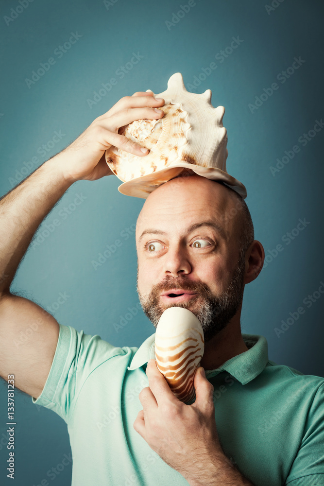 Bearded middle-aged man put a shell on its head as a helmet con Stock ...