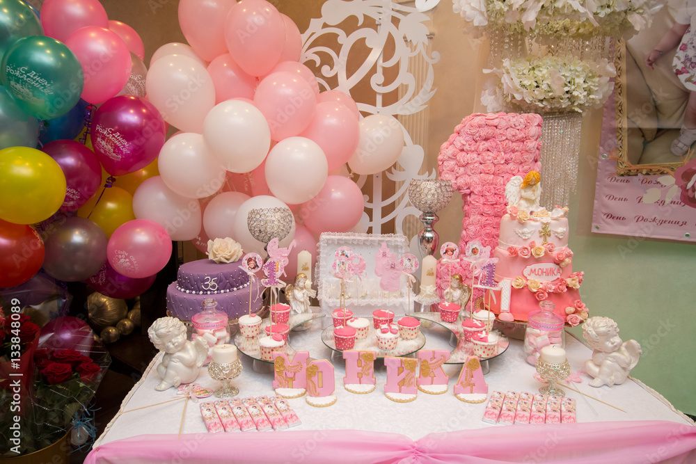Sweet buffet on a pink table in a happy bersday party. foto de Stock ...