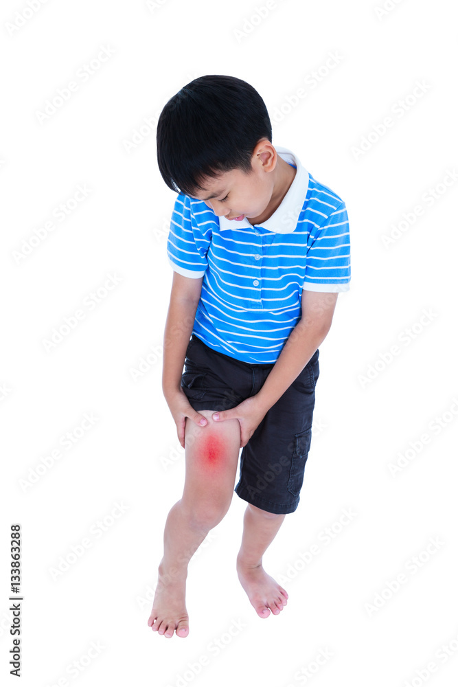 Full body of asian child injured at thigh. Isolated on white bac foto ...