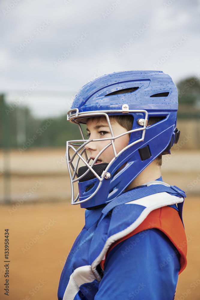 Foto Stock Side view of baseball catcher standing on field | Adobe Stock