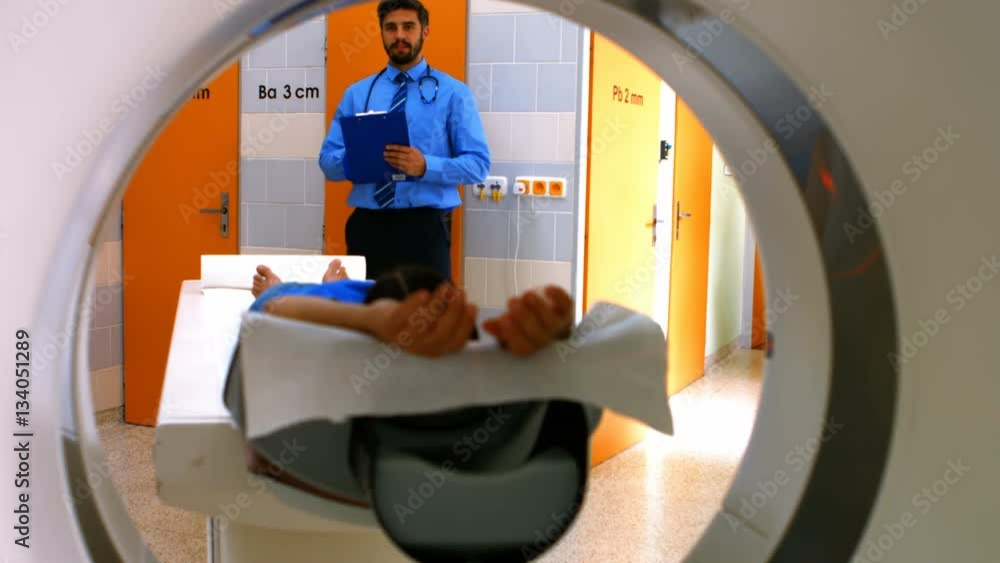 Doctor reviewing chart of patient about to have mri scan vídeo do Stock ...