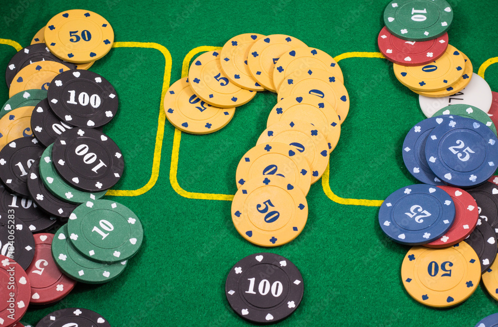 Foto Stock question mark of chips to play poker | Adobe Stock