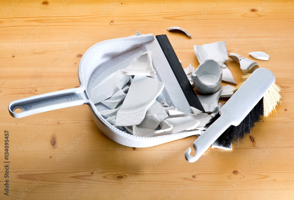 Scherben Kehrschaufel und Besen auf Holztisch Stock-Foto | Adobe Stock