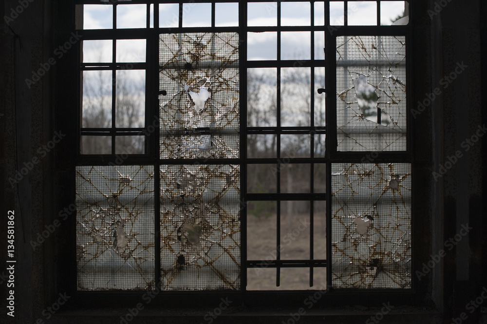 Kaputte Fensterscheibe Stock-Foto | Adobe Stock