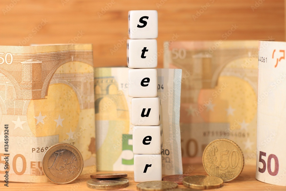 Würfel mit Schriftzug Steuer und Geld im Hintergrund Stock Photo ...