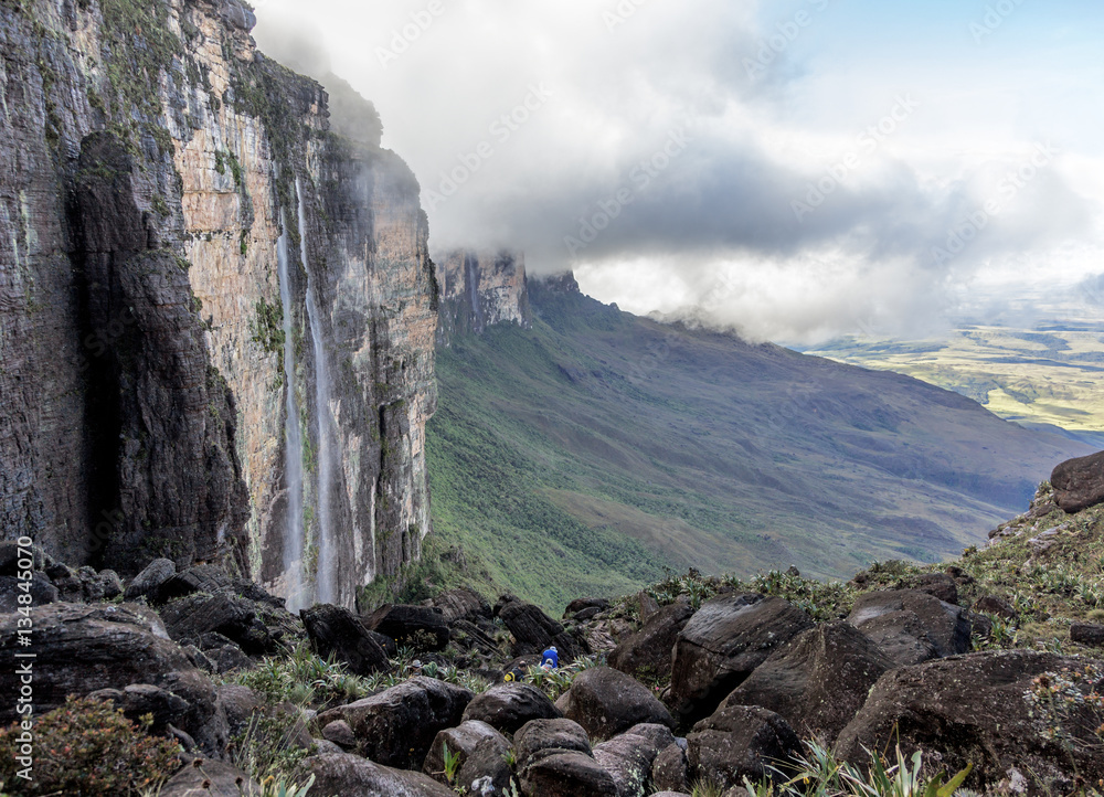 Trail down from the plateau Roraima passes under a waterfall ...