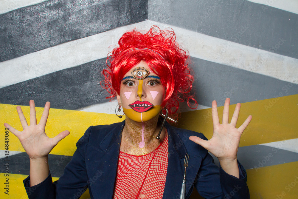 Retrato de chica joven con estética punk y post-punk (tribu urbana ...