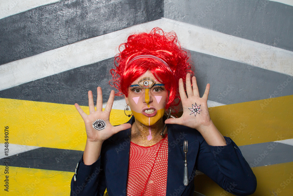 Retrato de chica joven con estética punk y post-punk (tribu urbana ...
