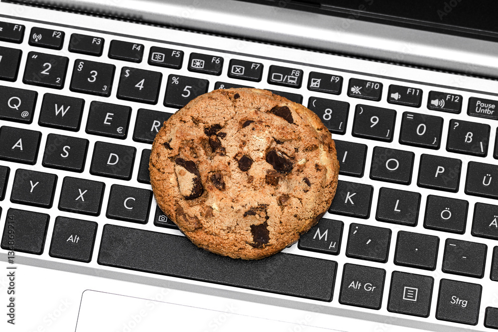 Cookies auf Computertastatur Stock-Foto | Adobe Stock