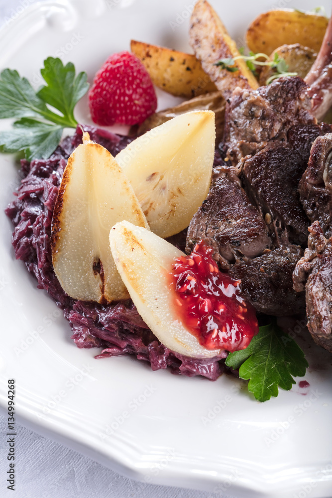 Hirschfleisch lammfleisch Wild Gericht. Stock-Foto | Adobe Stock