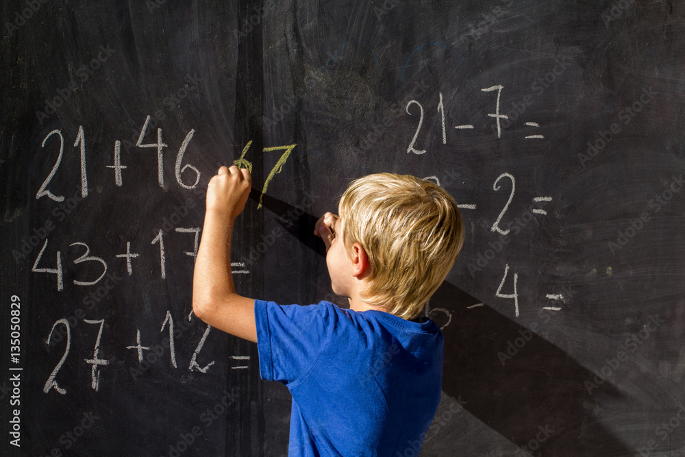 niño aprendiendo matematicas en un pizarron Stock 写真 | Adobe Stock