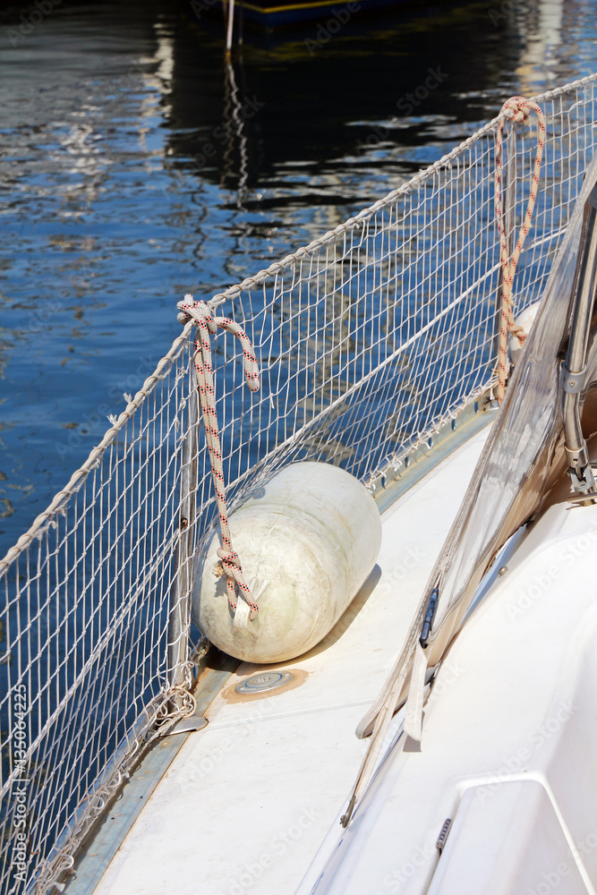 pare battage, et filet de bastingage de voilier Stock Photo | Adobe Stock