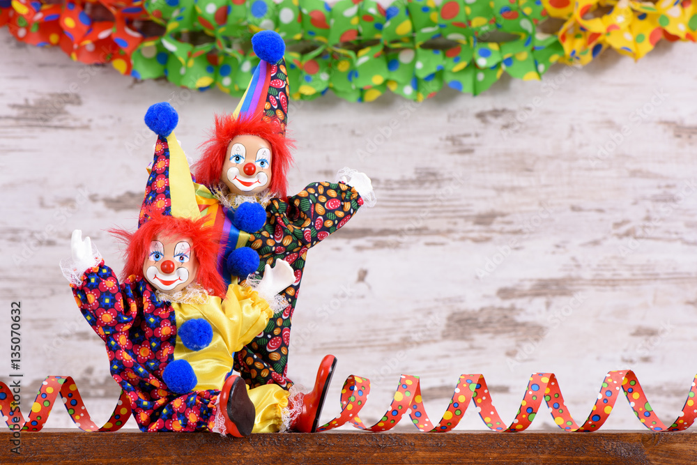 Lustiger Clown mit Kostüm und Luftschlangen Stock Photo | Adobe Stock