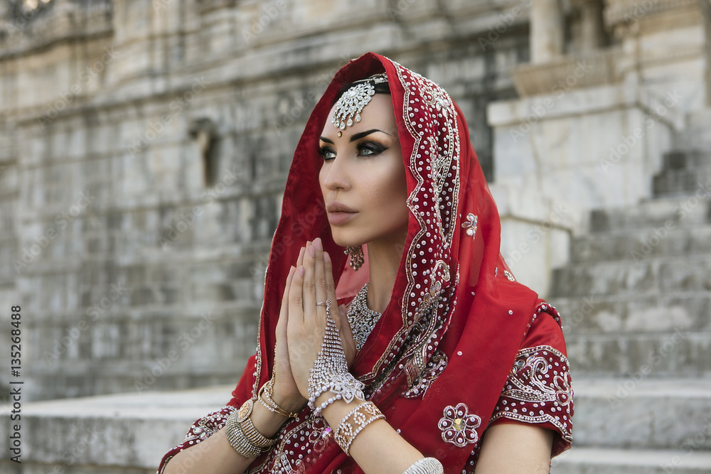 Beautiful Maharani. Young indian woman in traditional clothing w Stock ...