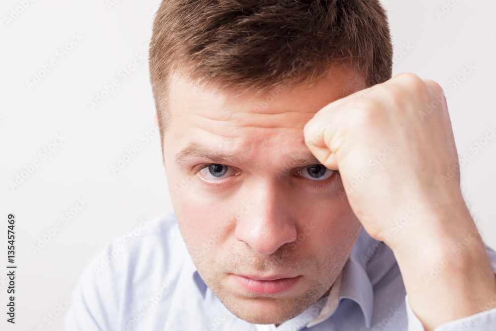 Young man frowned seriously looks into the camera at close range foto ...