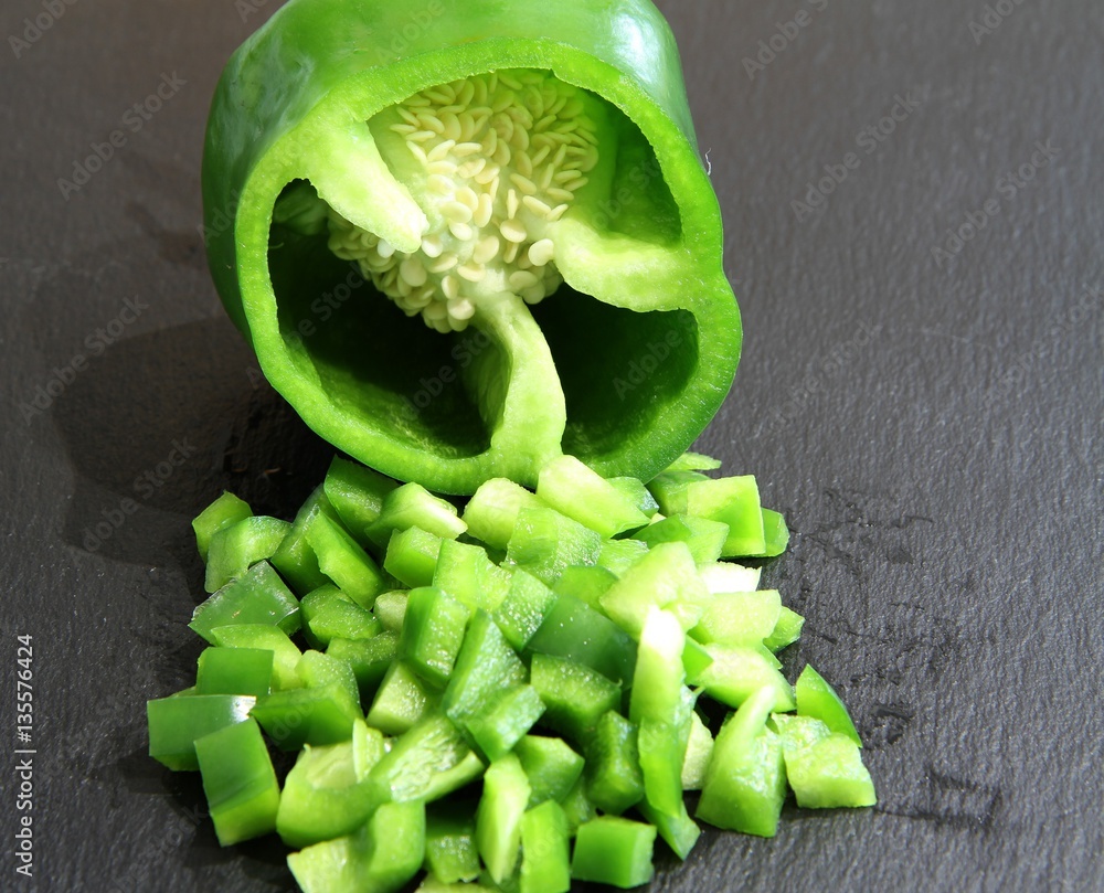 découpe de poivron vert sur ardoise Stock Photo | Adobe Stock
