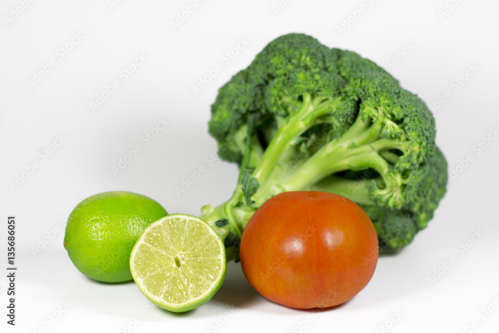 Brocoli, tomates y limas Stock-Foto | Adobe Stock