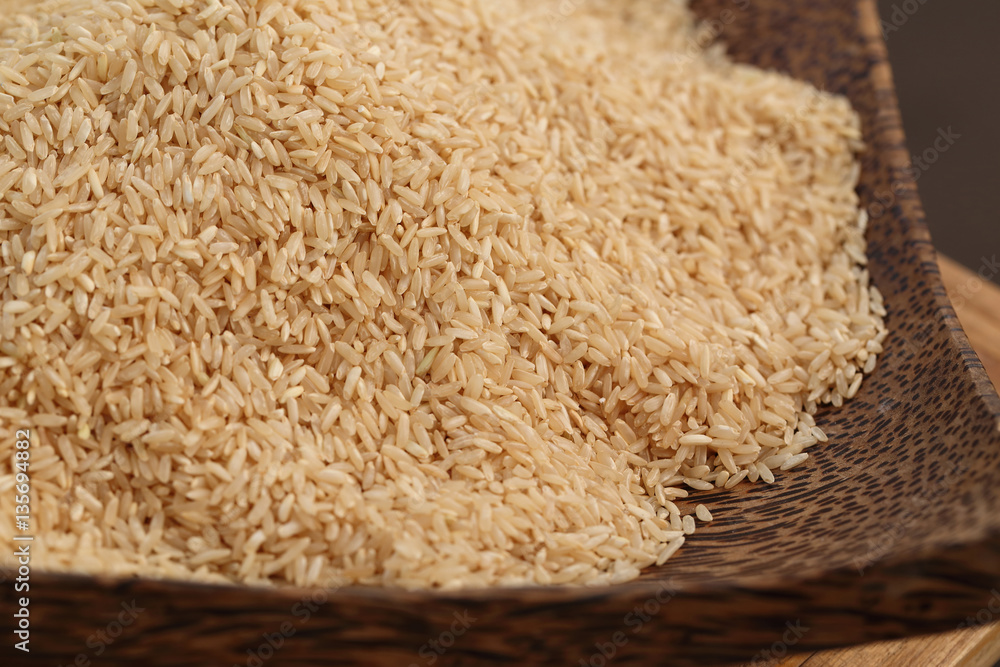 Coarse rice or half polished rice background, uncooked raw cerea Stock ...