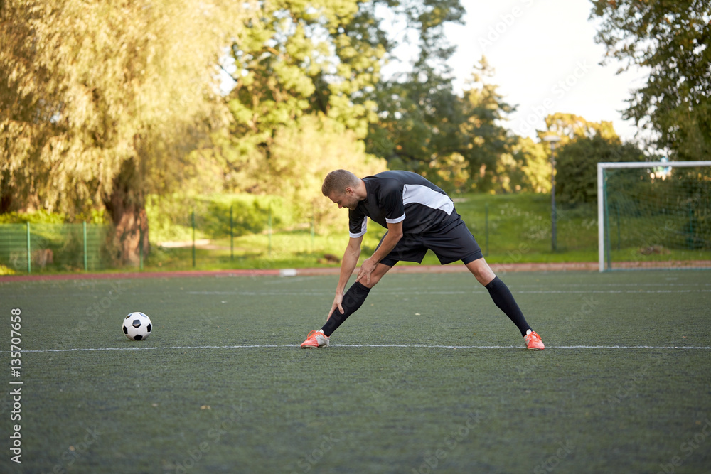 soccer player stretching leg on field football Stock-Foto | Adobe Stock