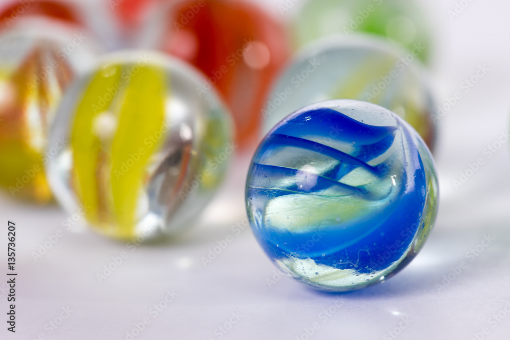 Foto Stock Murmeln / viele Murmeln aus Glas | Adobe Stock