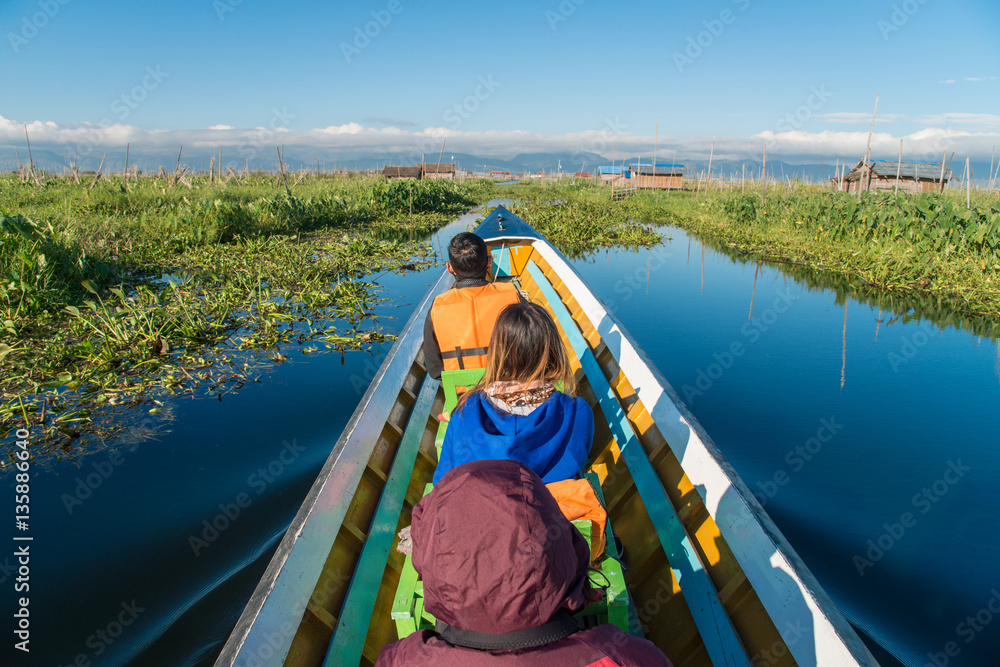 Tourist travel by local boat to visit the floating village of Intha ...