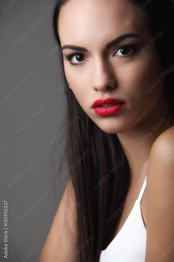 Fashion portrait of beautiful young woman foto de Stock | Adobe Stock