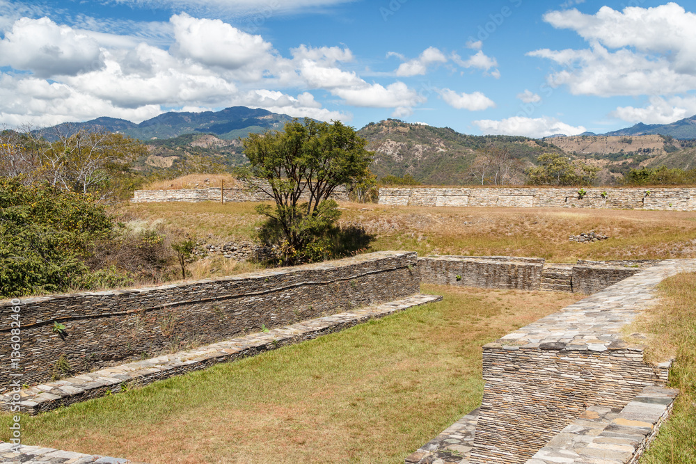 Ruins of the pre-hispanic (pre-Colombian) town Mixco Viejo, Guat foto ...