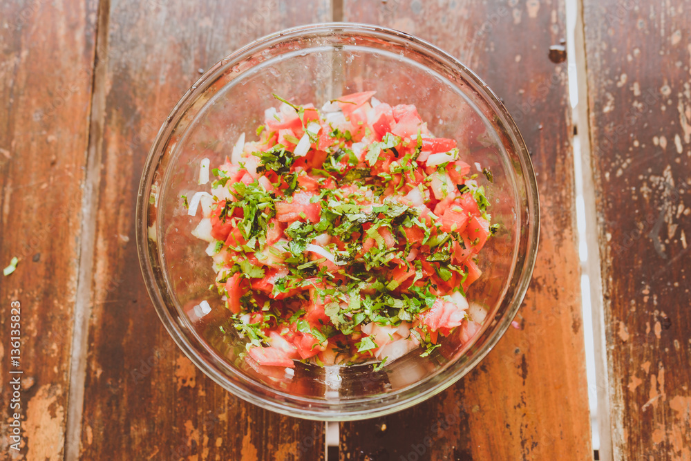 Chirmol elaborado de tomate, cebolla, cilantro y especies, comida ...