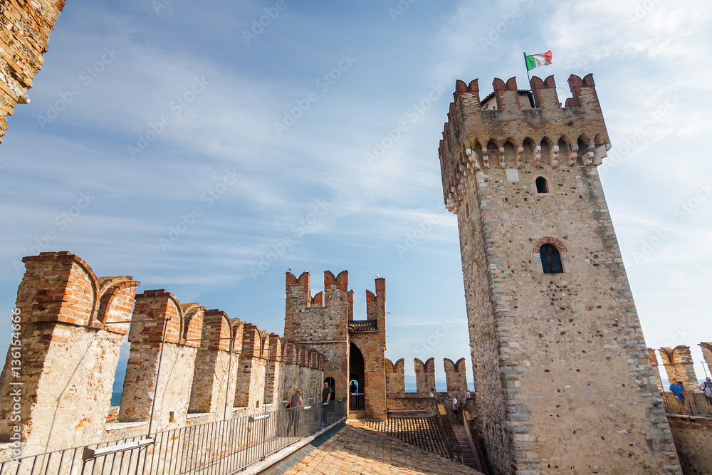 Foto Stock Sunny view of castle Rocca di Sirmione at Garda lake ...