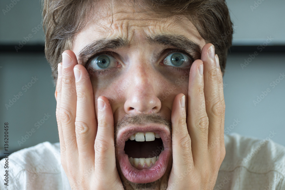 Jeune homme en panique Stock Photo | Adobe Stock